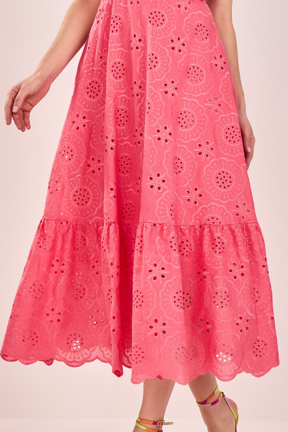 Vestido Goiaba Laise Decote V Detalhes de Guipir Godê Midi Fascinius