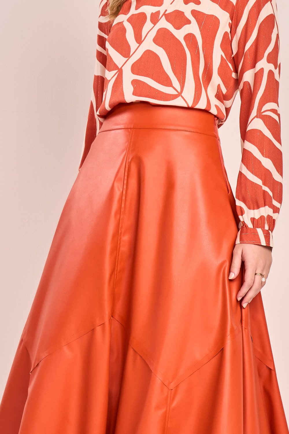 Saia Laranja Couro Ecológico Recortes Assimétricos Godê Midi Fascinius